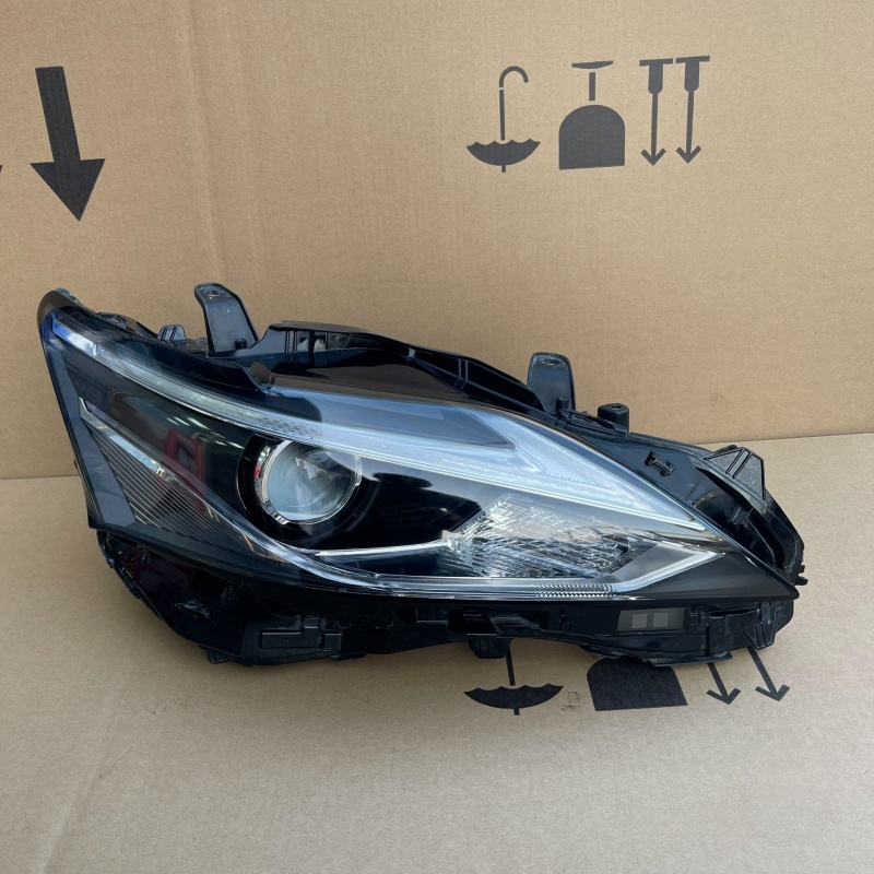 Lexus CT200 headlights